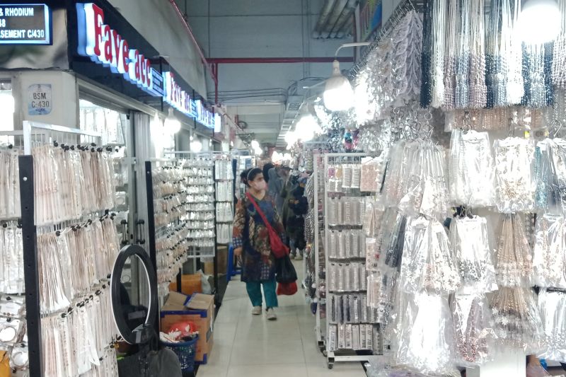 Pusat Grosir Asemka Jakarta tampak sepi pengunjung jelang Natal 2023 ...
