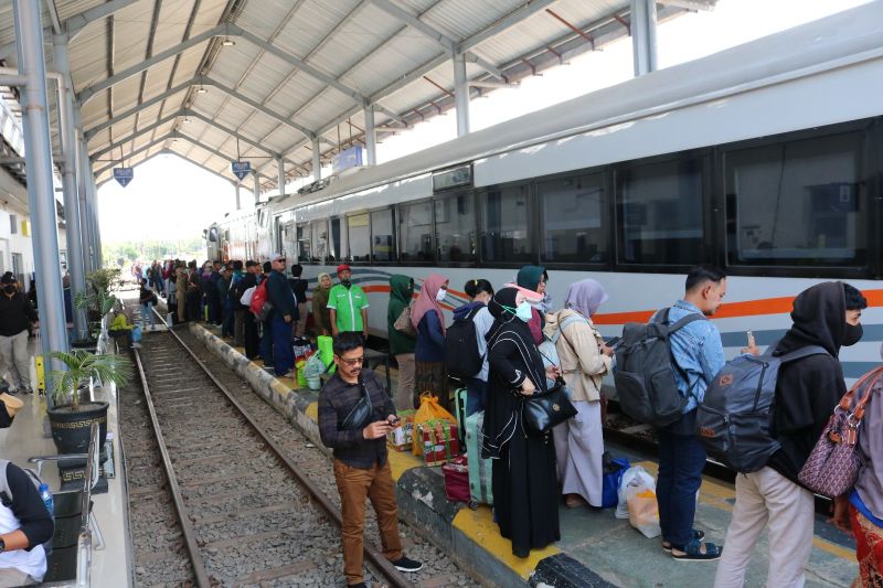 Hari ini puncak kepadatan penumpang libur Natal di KAI Daop Jember - ANTARA News