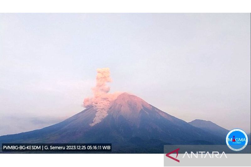 Gunung Semeru kembali erupsi dengan letusan setinggi 1 km - ANTARA News