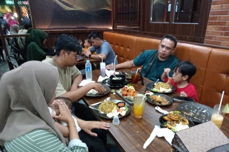 Kuliner malam Jakarta, nikmati pecel lele di Angel Lesehan yang buka ...