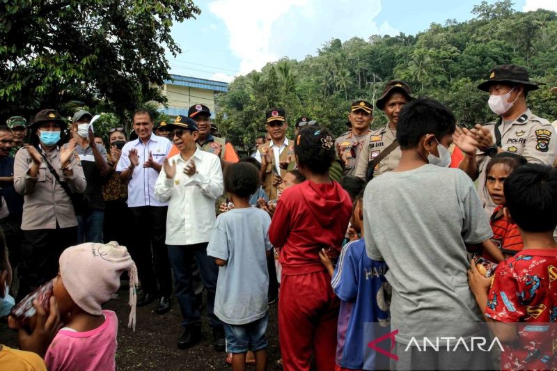 Pengungsi erupsi Gunung Lewotobi di NTT - ANTARA News