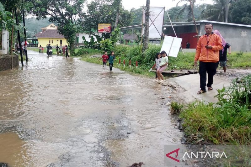 Hujan deras picu banjir dan longsor di Kabupaten Sukabumi - ANTARA News
