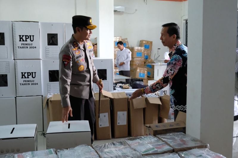Pastikan logistik Pemilu 2024 aman, Kapolda Kaltara cek ke gudang KPUD Malinau - ANTARA News Kaltara
