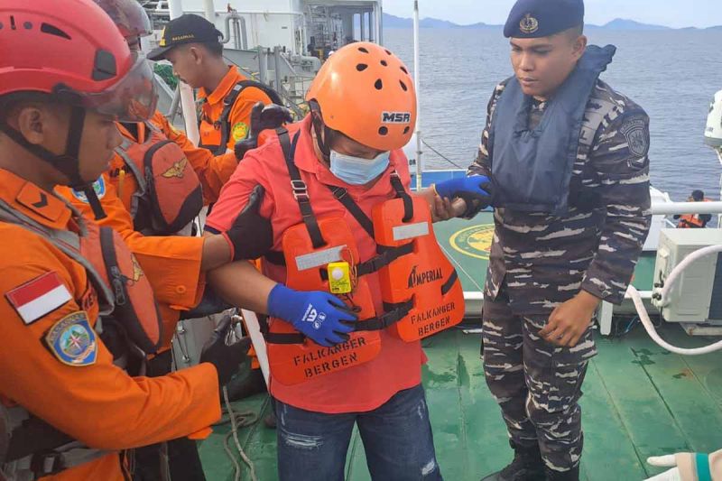 Basarnas evakuasi pekerja asal Filipina dari kapal tanker karena sakit ...