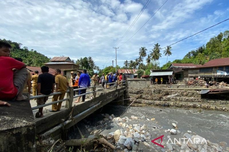 BPBD: 68 rumah dan dua jembatan rusak akibat banjir di Kolaka Utara - ANTARA News