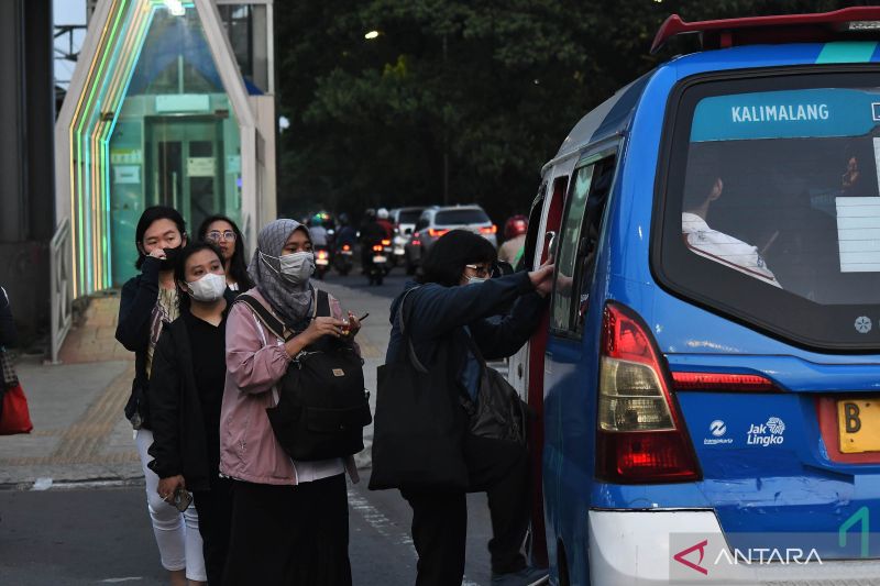 Keren, inisiatif penumpang budayakan antre naik kendaraan umum di ...