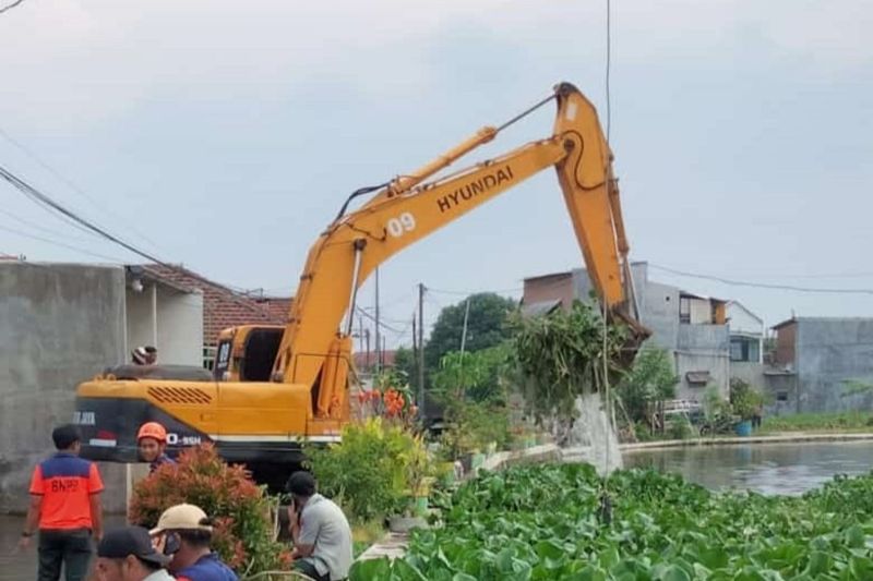 BPBD Jatim kerahkan alat berat bersihkan eceng gondok - ANTARA News