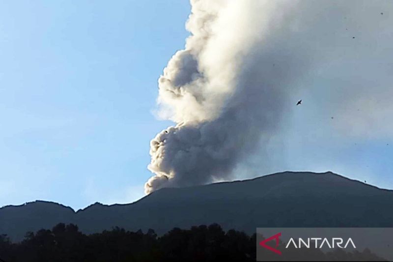 Gunung Marapi kembali erupsi dengan ketinggian abu 900 meter - ANTARA News