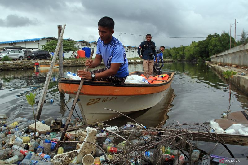 Bersih-bersih Teluk Youtefa Papua peringati Hari Peduli Sampah Nasional - ANTARA News
