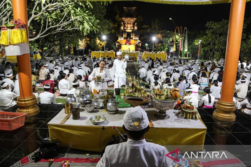Umat Hindu laksanakan sembahyang Hari Raya Galungan di Pura Agung Giri ...