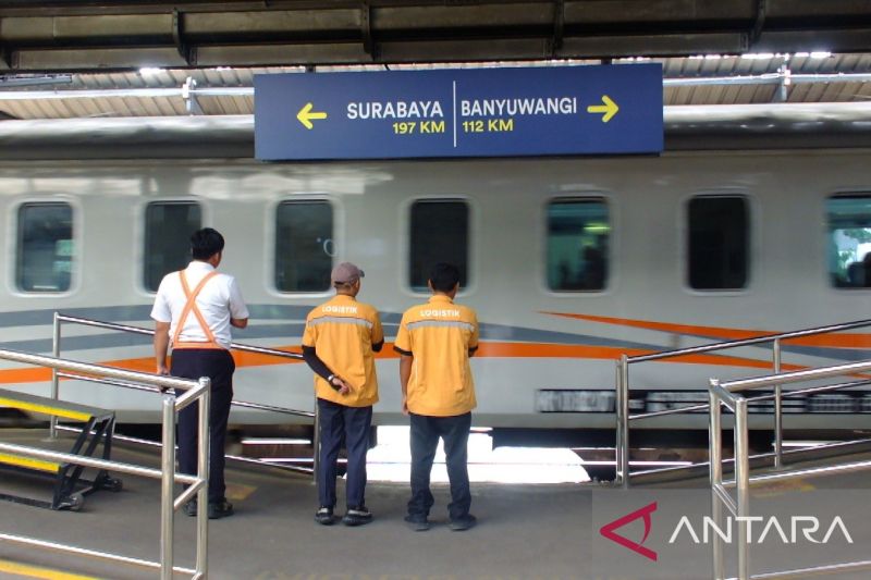 KA Pandalungan berangkat dari Jember dengan rangkaian kereta darurat ...