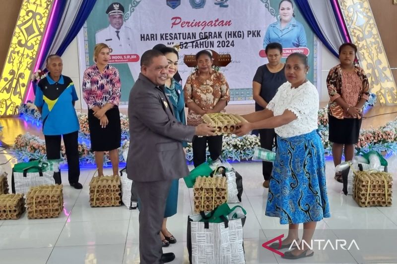 PKK Manokwari beri bantuan PMT ke 76 posyandu cegah stunting - ANTARA News