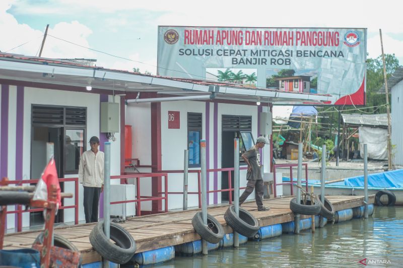Kemenhan serahkan 16 unit rumah apung kepada warga Penjaringan - ANTARA ...