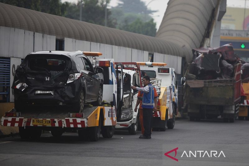 Kecelakaan beruntun di Gerbang Tol Halim Utama - ANTARA News