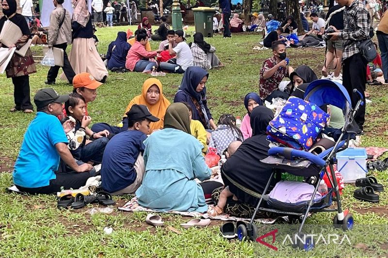 Pengunjung Ragunan nikmati piknik sebagai momen kumpul keluarga ...