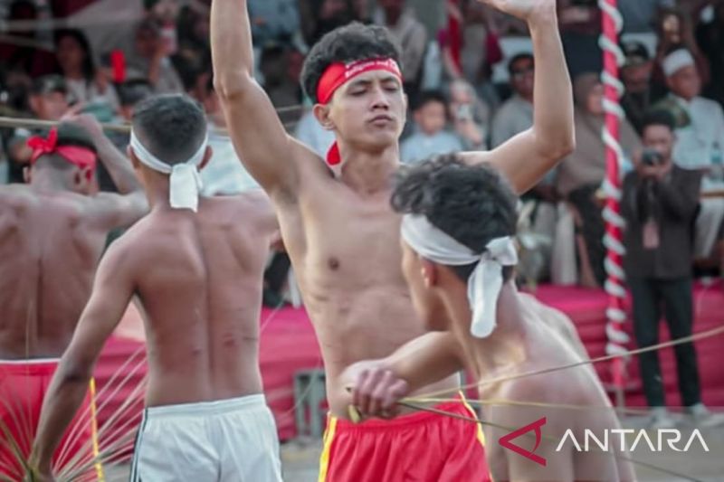 Tradisi Pukul Manyapu cara warga Maluku Tengah sambut 7 Syawal - ANTARA News