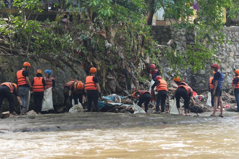 PLN EPI lakukan aksi bersih sampah dan konservasi Sungai Ciliwung - ANTARA News
