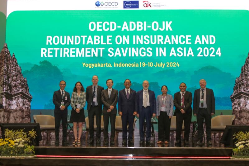 OJK menerapkan reformasi industri asuransi dan dana pensiun - ANTARA News