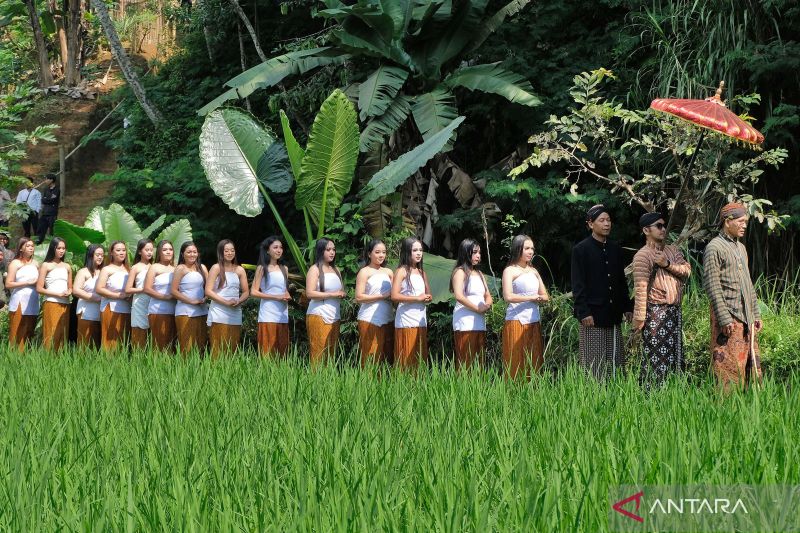Penari Lengger Wonosobo jalani tradisi wisuda di Giyanti - ANTARA News