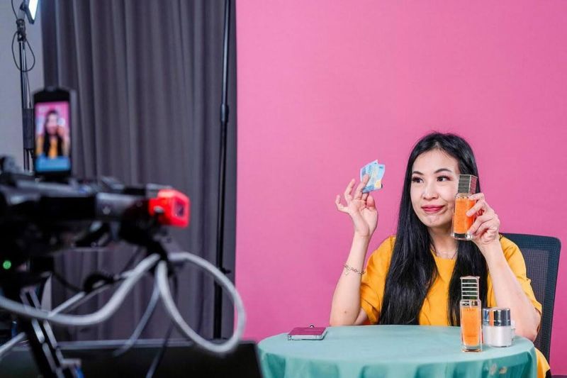 Kisah inspiratif Mami Louisse, dulu dibully kini sukses di Shopee Live ...