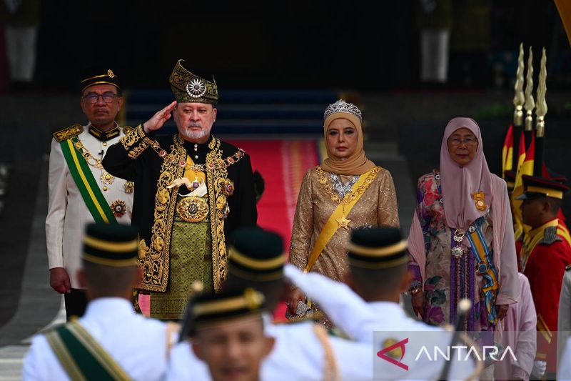 Pemahkotaan Yang di-Pertuan Agong ke-17 dalam upacara penuh tradisi ...
