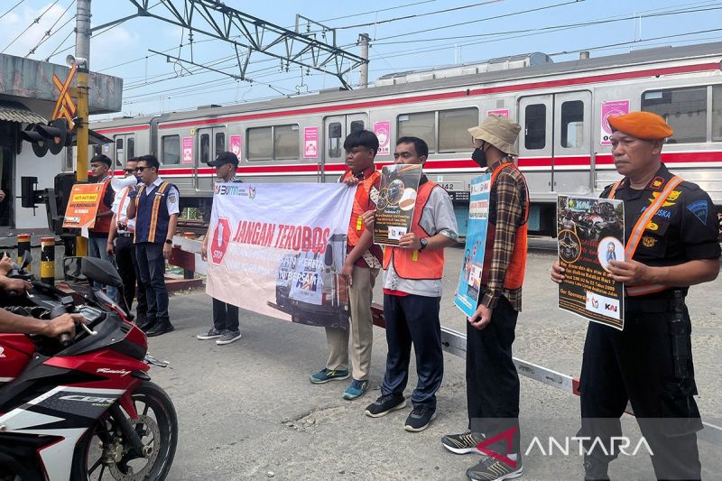 KAI Daop 1 Jakarta sosialisasikan keselamatan di perlintasan sebidang - ANTARA News