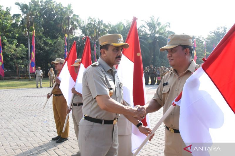 Pemkot Jaktim canangkan gerakan pembagian 10 ribu Bendera Merah Putih ... Pemkot Jaktim canangkan gerakan pembagian 10 ribu Bendera Merah Putih ...