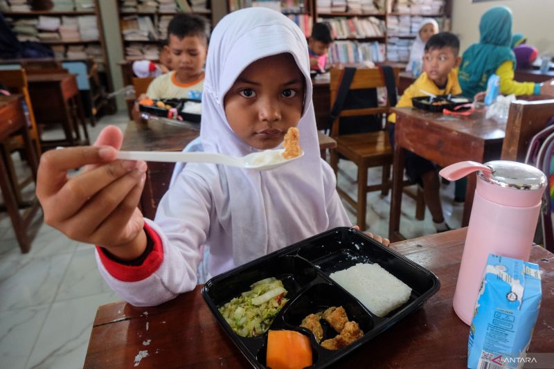 Indonesia's free meals program to boost food value chain: ministry - ANTARA News