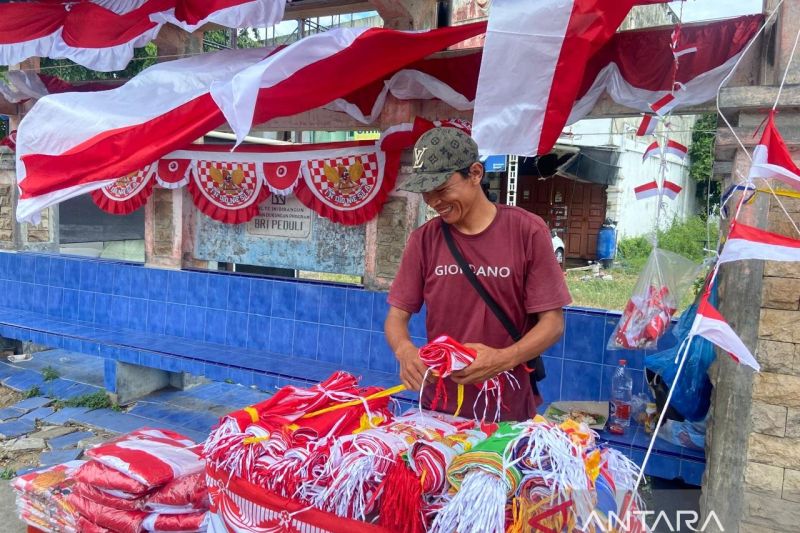 Penjual bendera merah putih mulai marak di Banda Aceh sambut HUT RI ...