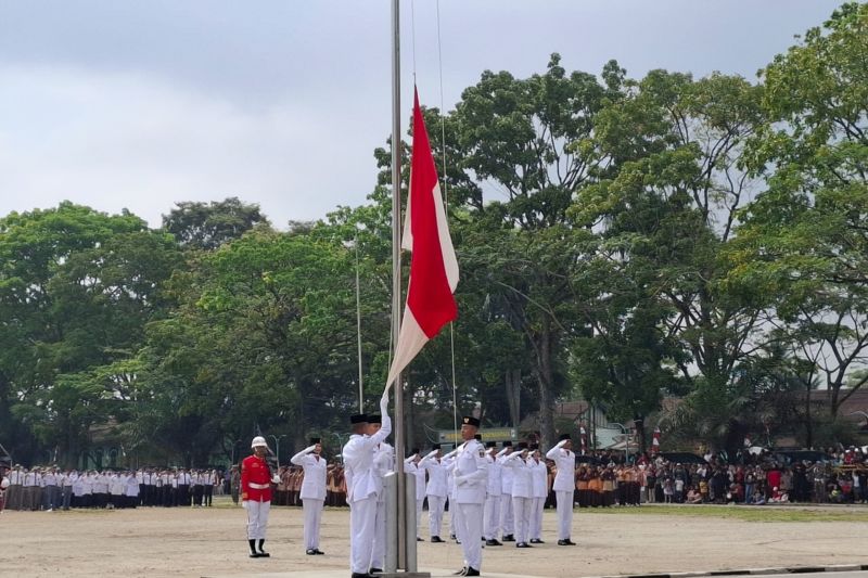 Pertama kali duplikat bendera pusaka berkibar di Bukittinggi - ANTARA News Pertama kali duplikat bendera pusaka berkibar di Bukittinggi - ANTARA News