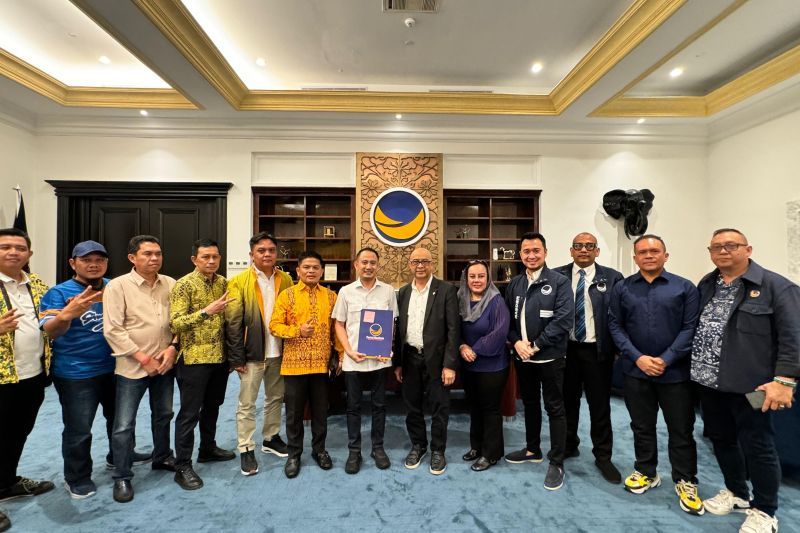 NasDem serahkan surat rekomendasi Fairid Naparin di Palangka Raya ...