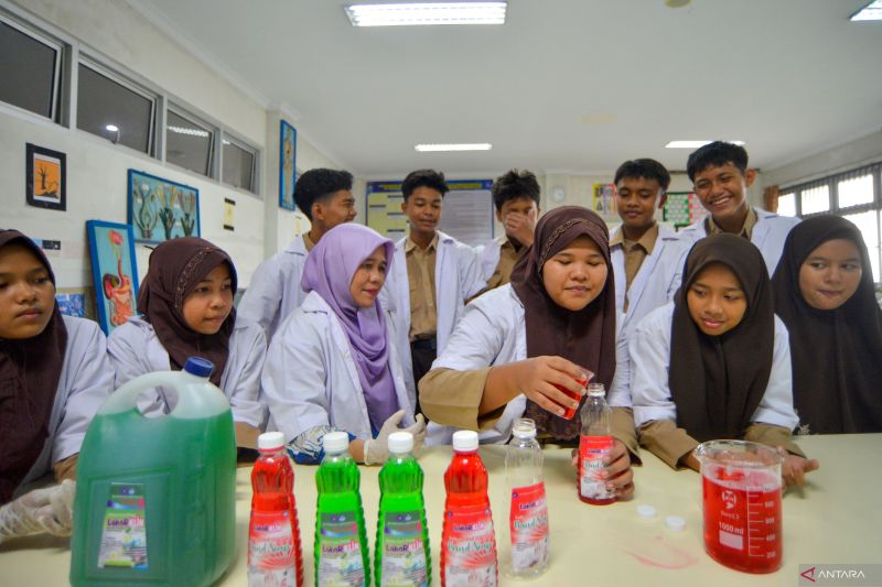 Siswa SMP Pembangunan Laboratorium UNP racik sabun ramah lingkungan ...