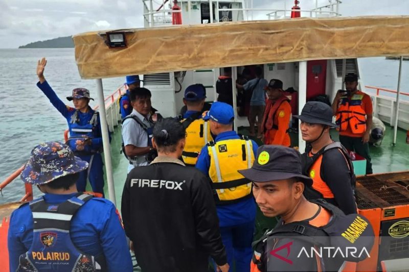 SAR gabungan evakuasi 12 penumpang kapal tenggelam di Tapanuli Tengah - ANTARA News