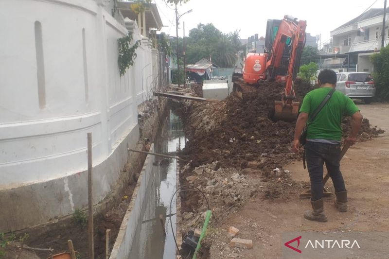 Sudin SDA perbaiki saluran sepanjang 700 meter di Kedoya Utara - ANTARA ...