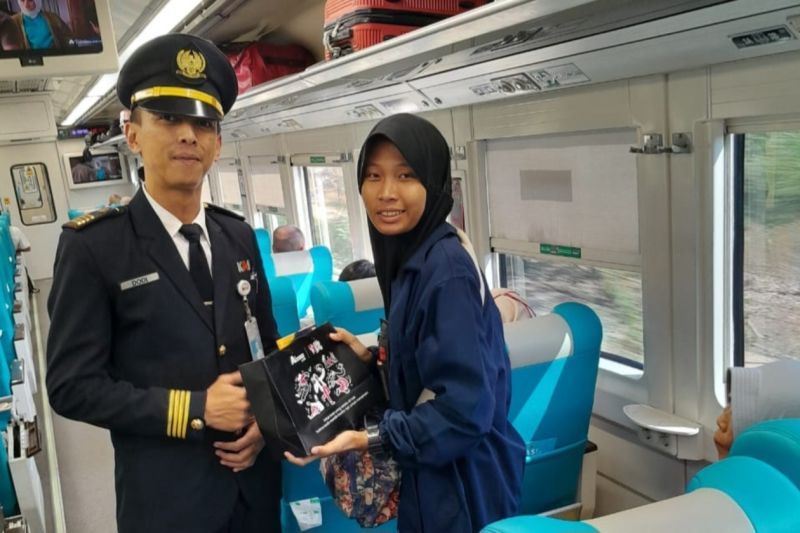 KAI Daop 1 rayakan Hari Pelanggan Nasional dengan Sapa Pelanggan ...