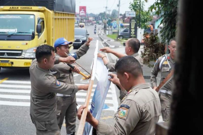 Langgar Perda Satpol PP Padang Panjang copot baliho paslon - ANTARA Sumbar