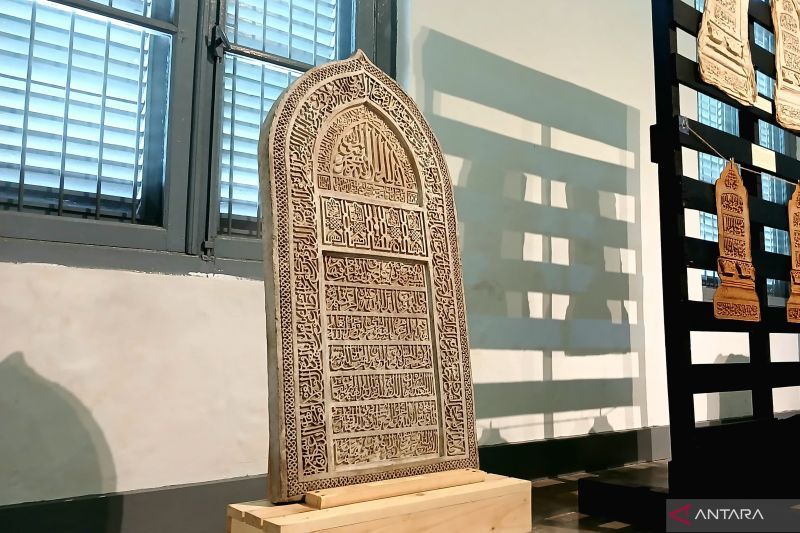 Replika nisan Maulana Malik Ibrahim dipamerkan peringati Maulid Nabi ...