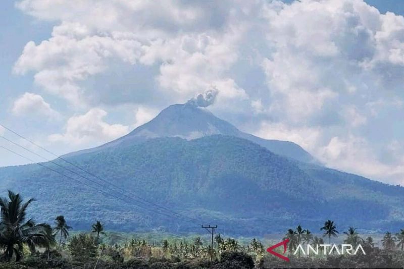 Erupsi setinggi 500-800 meter terjadi di puncak gunung Lewotobi ...