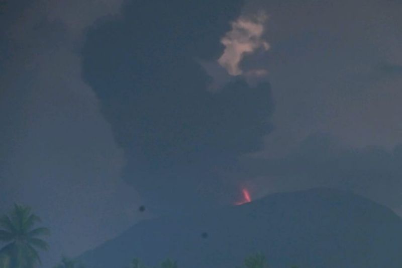 Gunung Ibu di Halbar kembali keluarkan sinar api setinggi 200 meter - ANTARA News