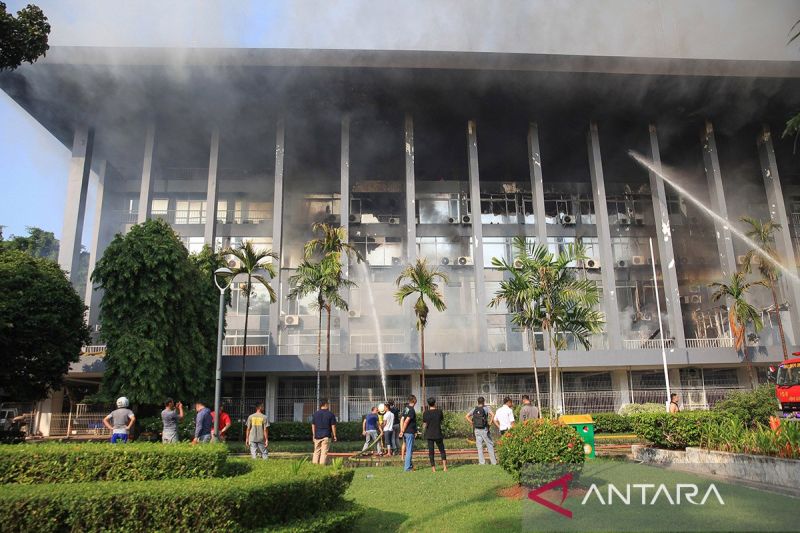 Gulkarmat DKI Jakarta sisir lantai gedung Bakamla RI yang terbakar - ANTARA News