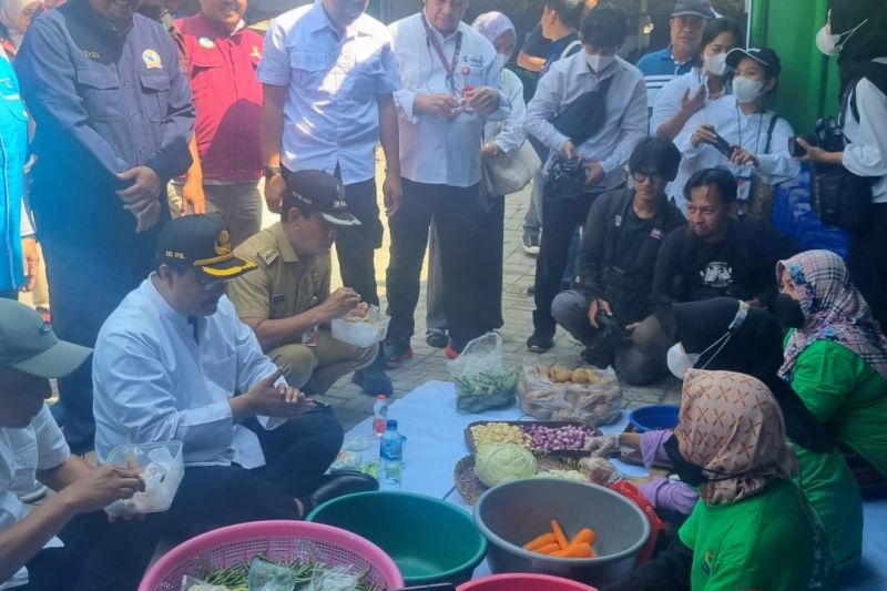 Mensos tinjau pokmas dapur permakanan lansia-disabilitas di Ciracas ...