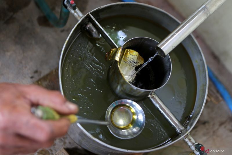 Indonesia's essential oil exports hit 5-year high - ANTARA News