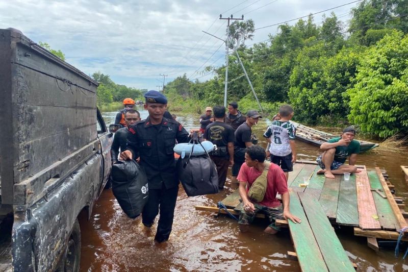 Personel Satbrimob Polda Kalteng evakuasi korban banjir di Murung Raya - ANTARA News