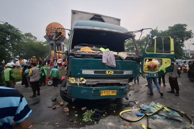 Empat orang luka serius ditabrak truk kontainer di Tangerang - ANTARA ...