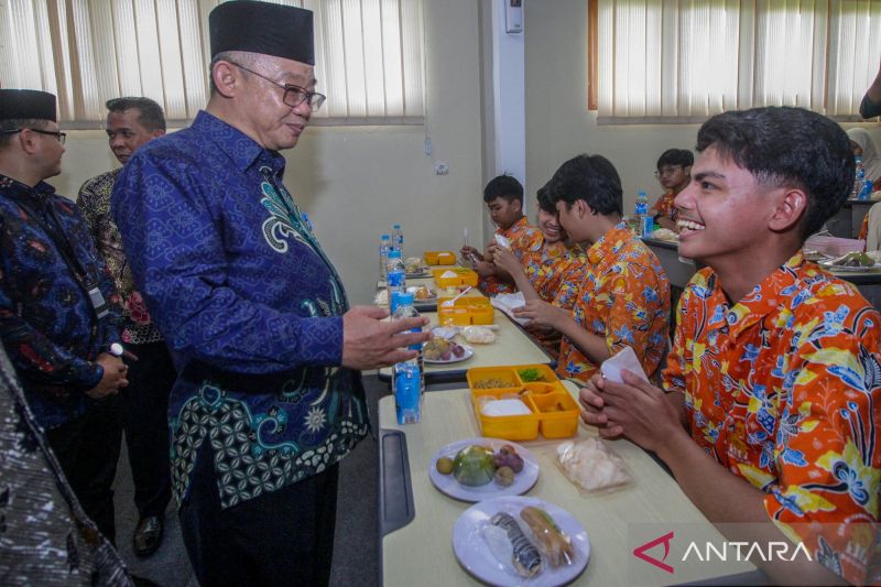 Mendikdasmen: Program makan siang gratis jadi pendidikan karakter ... Mendikdasmen: Program makan siang gratis jadi pendidikan karakter ...