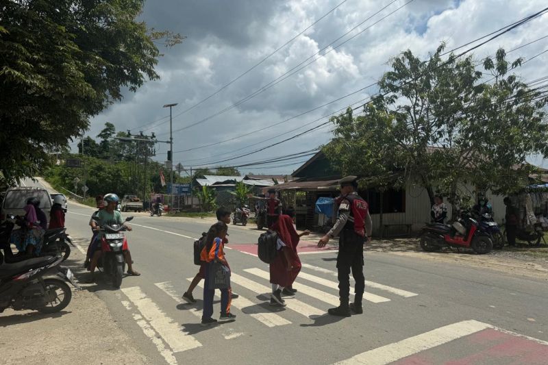 Personel Ditsamapta Polda Kaltara Bantu Anak Sekolah Menyeberang Jalan - ANTARA News Kaltara
