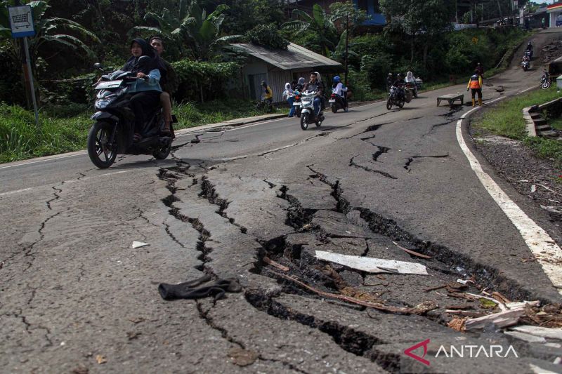 Begini kondisi jalan retak dan amblas di Sukabumi akibat pergerakan ...