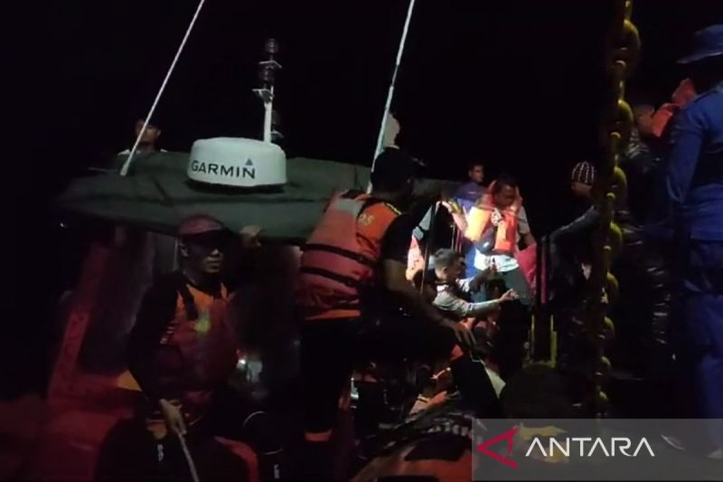 Tim SAR evakuasi penumpang kapal kandas di perairan Lombok Timur - ANTARA News