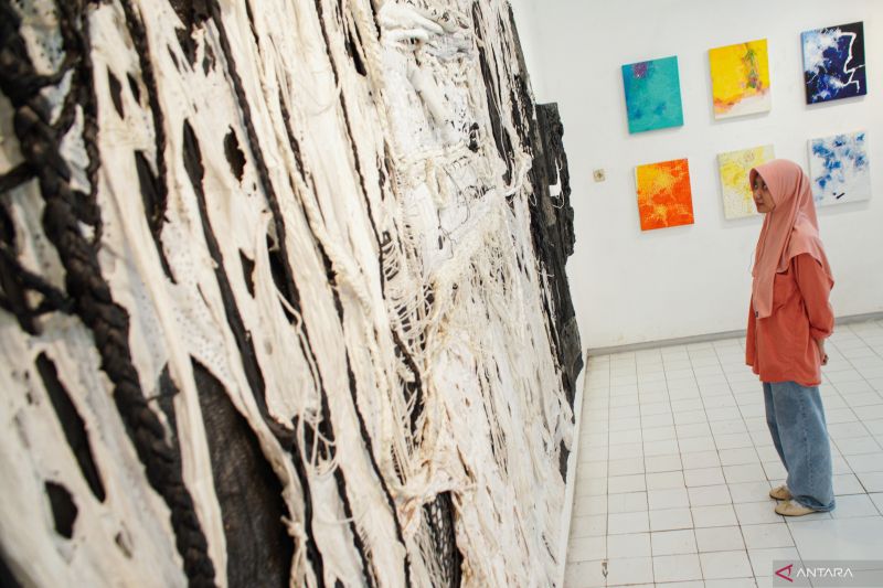 Pameran karya seni dari limbah plastik - ANTARA News