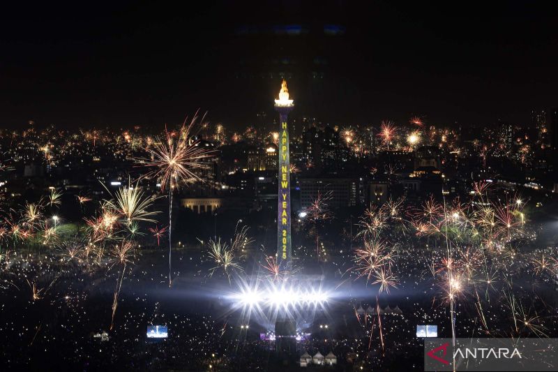 Meriahnya perayaan tahun baru 2025 di berbagai penjuru daerah - ANTARA News